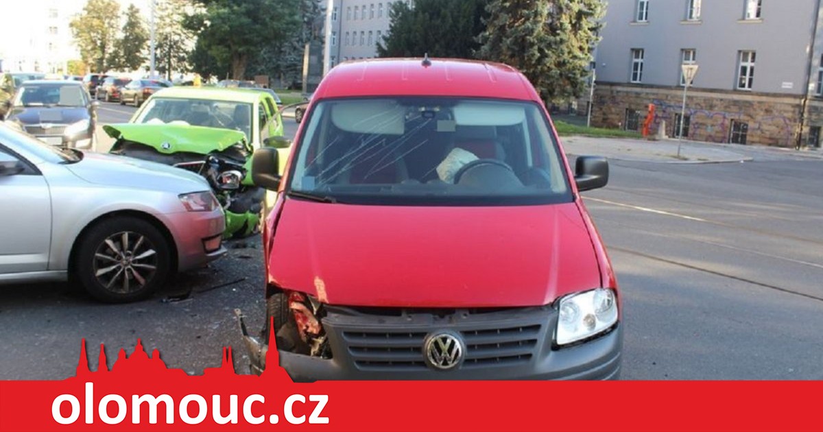 Při nehodě tří aut se zranil mladý muž - OLOMOUC.CZ Při nehodě tří aut se zranil mladý muž - OLOMOUC.CZ